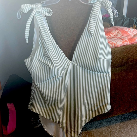 H&M | Swim | Nwot Hm White And Green Ribbed Classy Onepiece Swimsuit ...